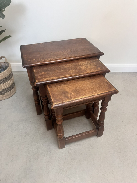 Vintage Old Charm Style Oak Nest Of 3 Tables / Brown Oak C.1960 | Vinterior