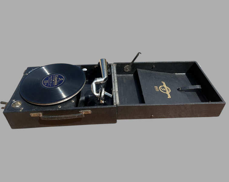 A Columbia Hand Crank Record Player | Vinterior