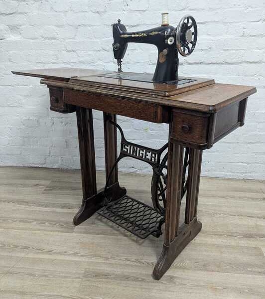 Early 20th Century Singer Sewing Machine Oak Treadle Table | Vinterior