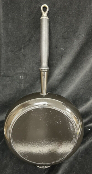 Le Creuset Cast Iron Black Gloss Frying Pan Size 26 Long Handled ...