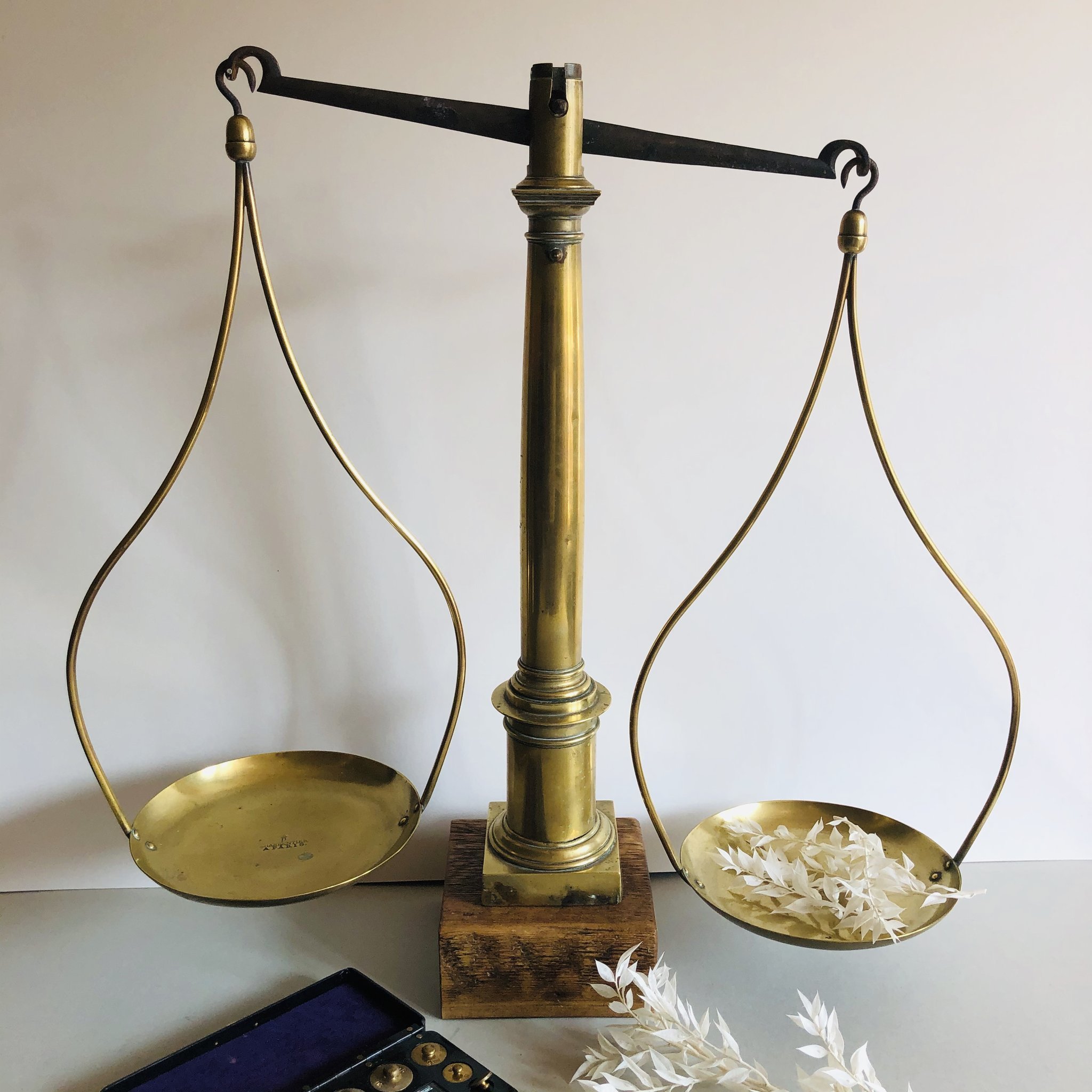 1800s Vintage Victorian French Brass Balancing Scales | Vinterior